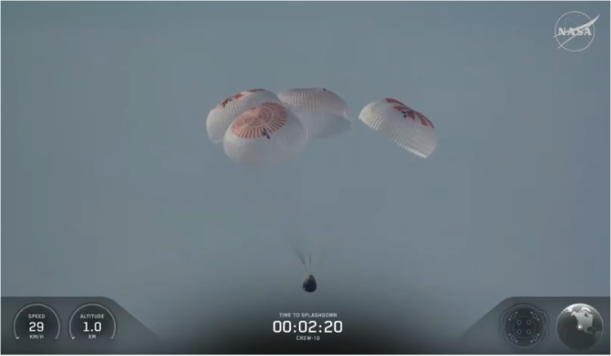 Momentul în care patru astronauți revin pe Pământ după cinci luni pe ...