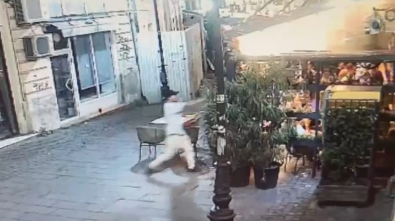 Momentul în care un turc a tras focuri de armă spre terasa Freddo, în ...