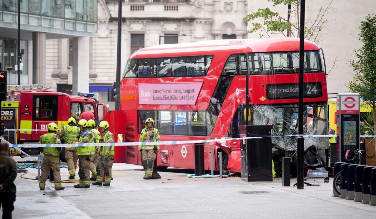 Un autobuz turistic a provocat panică în Londra după ce a intrat în ...