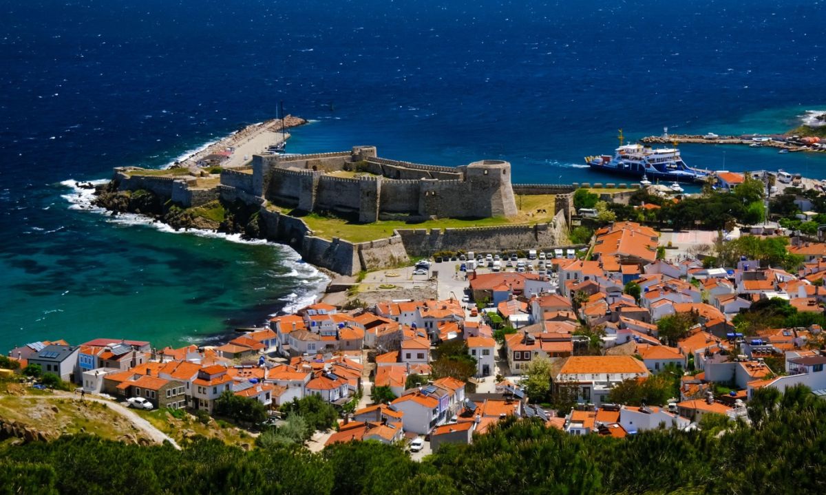 Insula din Turcia pe care locuiesc doar 3.000 de persoane. Se află la ...