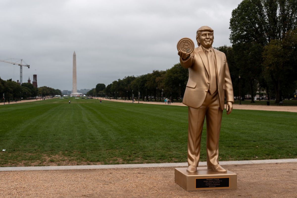 O statuie de aur a lui Trump cu bitcoin a fost instalată lângă ...