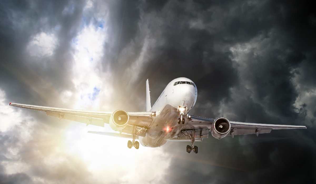 Două avioane nu au putut ateriza pe Otopeni. Motivul pentru care au ...
