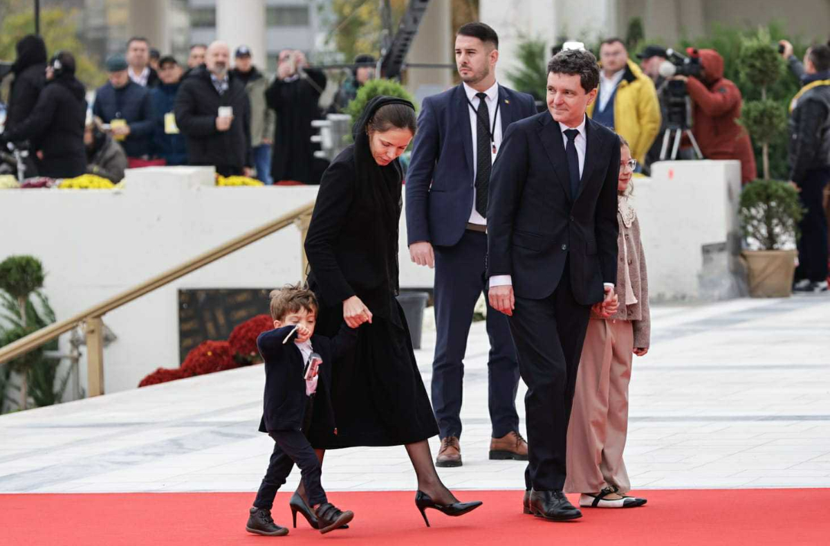 Mirabela Grădinaru, în negru din cap până în picioare la sfințirea ...