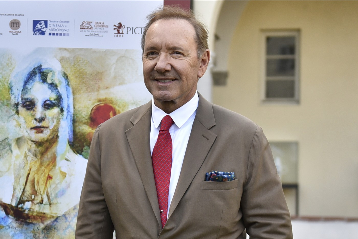Kevin Spacey cântă într-un club din Cipru. Cum a ajuns starul de Oscar ...