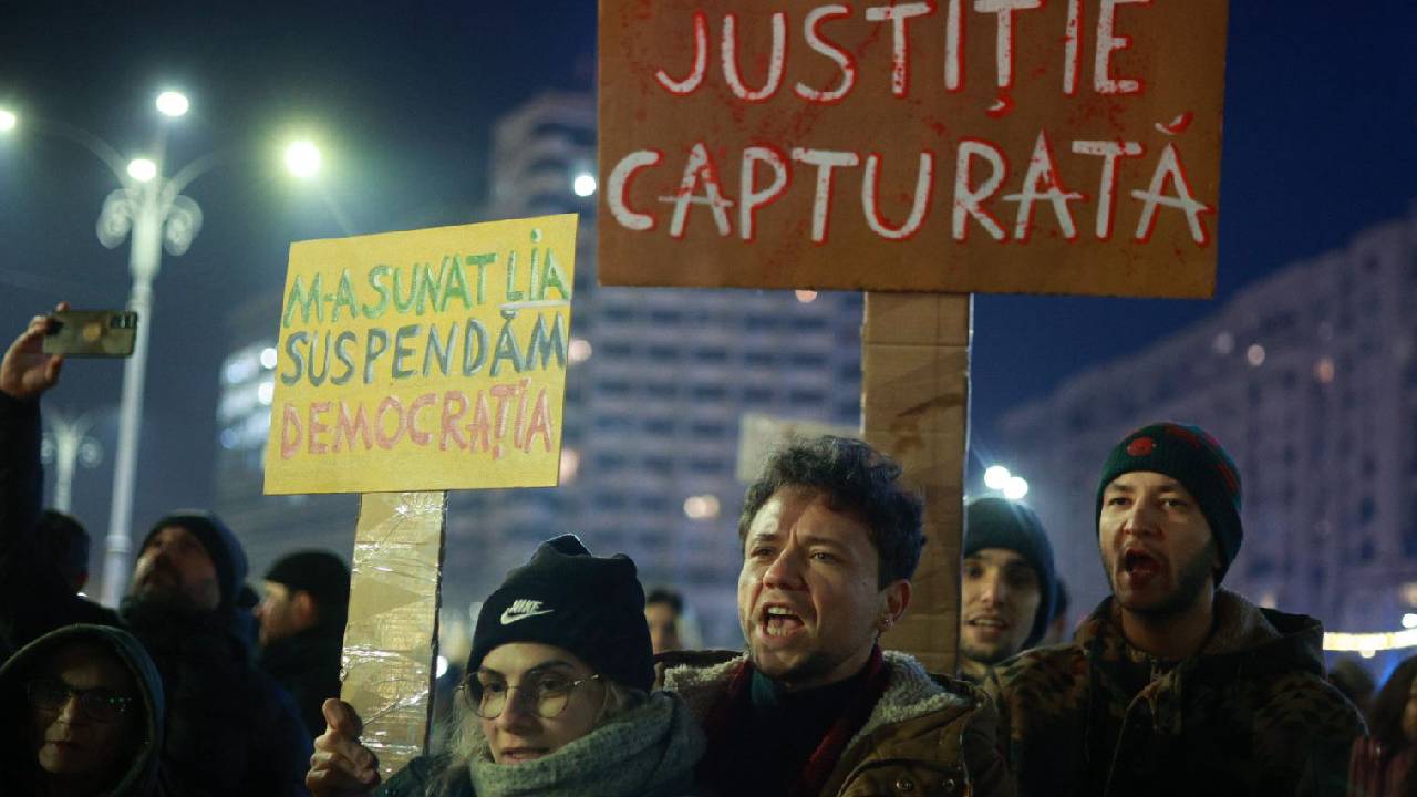 Marș pentru justiție în București. Se scandează „Jos, Savonea! Jos ...