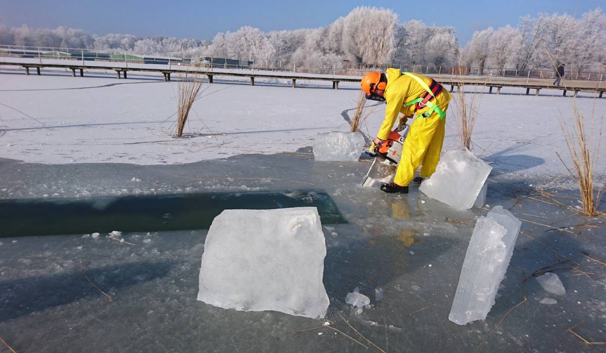 Un lac uriaș, de peste 113 kilometri pătrați, a înghețat complet și a ...
