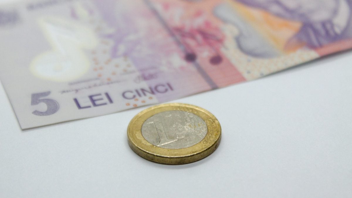 Leul crește în raport cu euro, dolarul american și lira sterlină ...