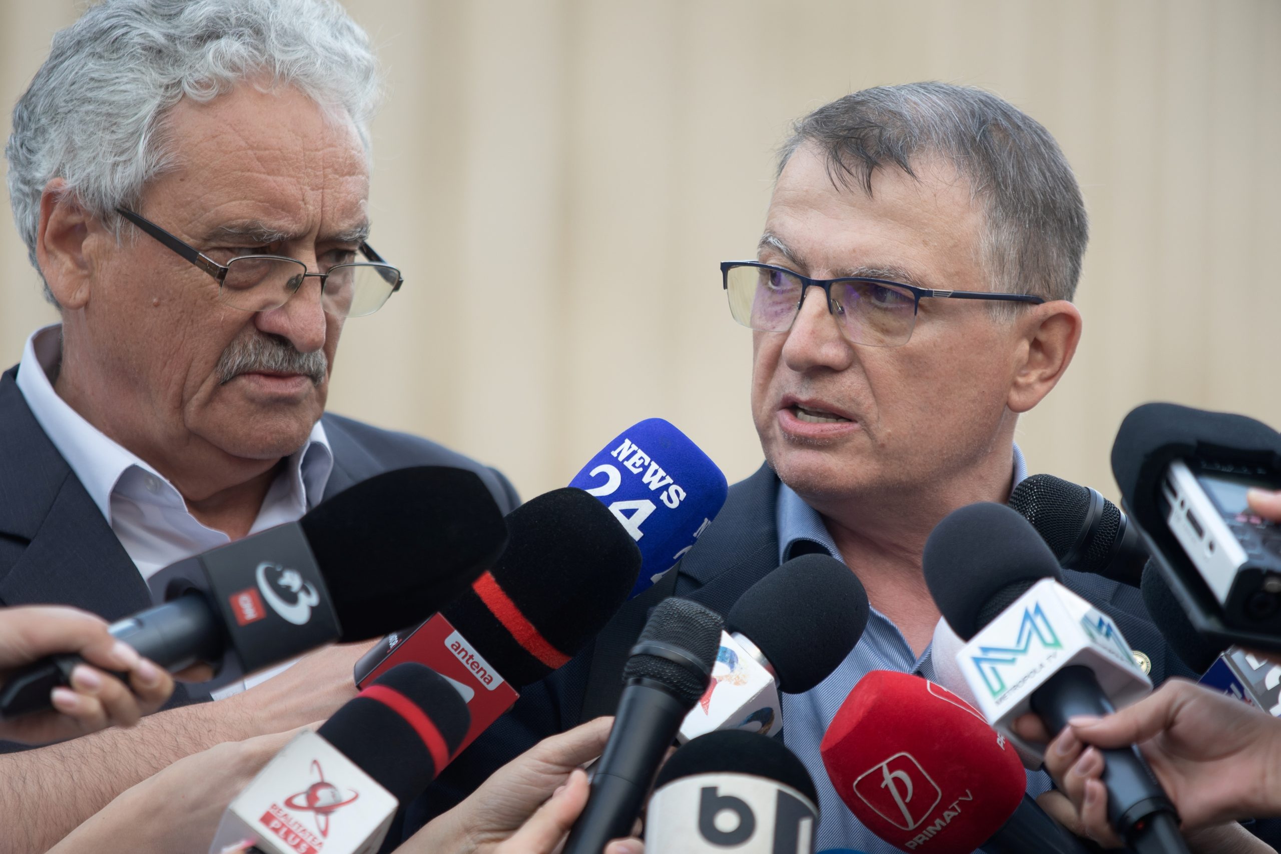 Dialogul surzilor. Ce s-a discutat la întâlnirea dintre ministrul ...