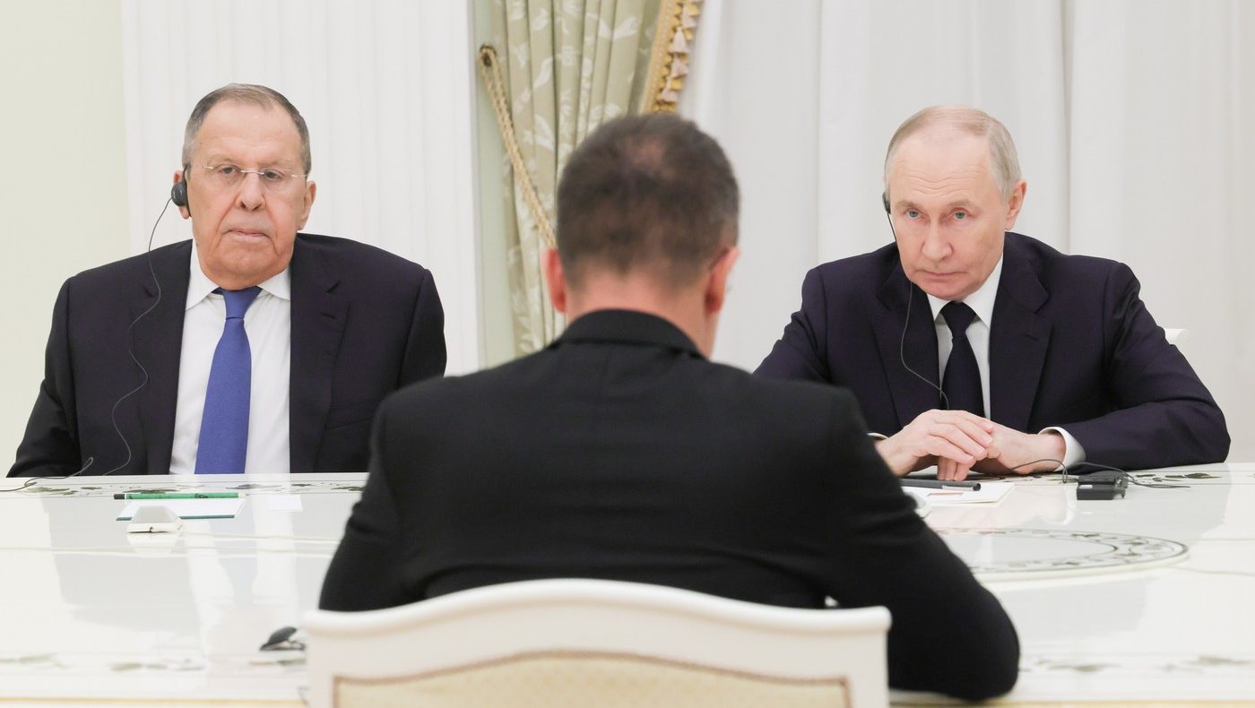 Peter Szijjarto îl sună pe Serghei Lavrov și îi raportează chiar între ...