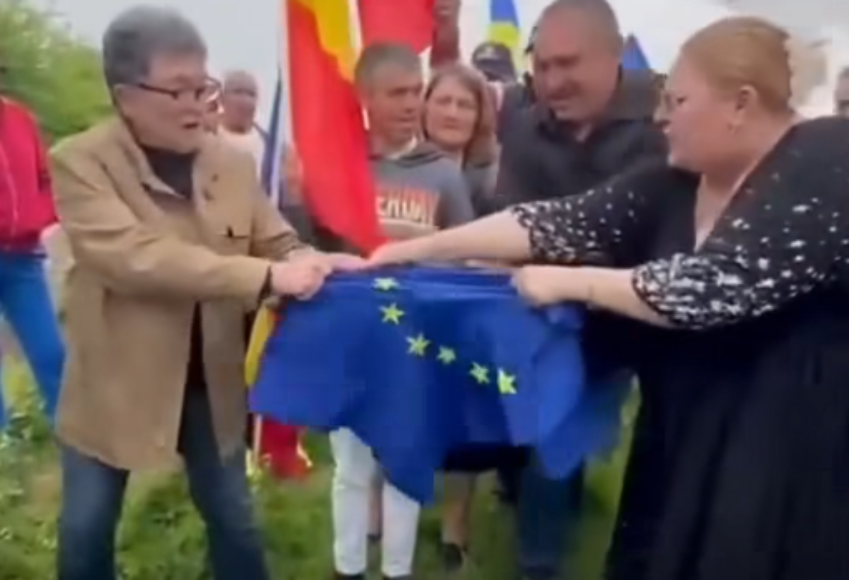 Diana Șoșoacă a rupt steagul UE live pe Facebook. Ce a făcut apoi în ...